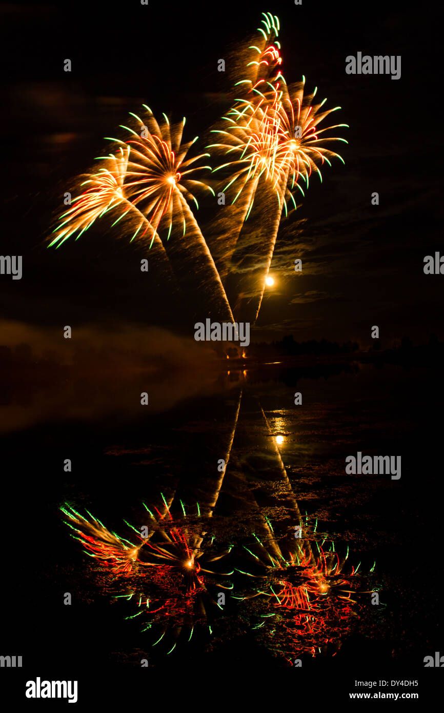Gold fireworks hi-res stock photography and images - Alamy
