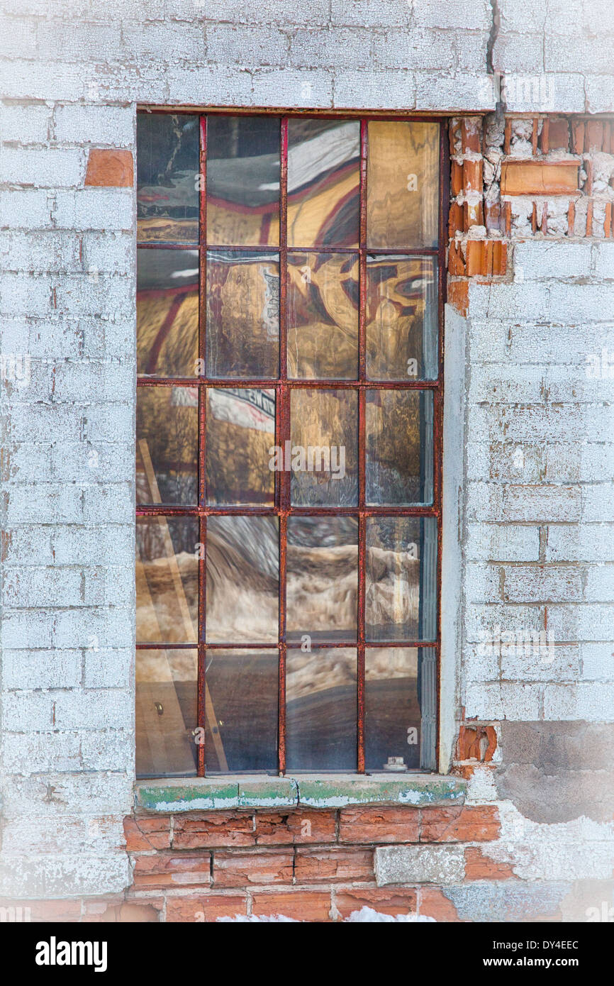 Square window panes hi-res stock photography and images - Alamy