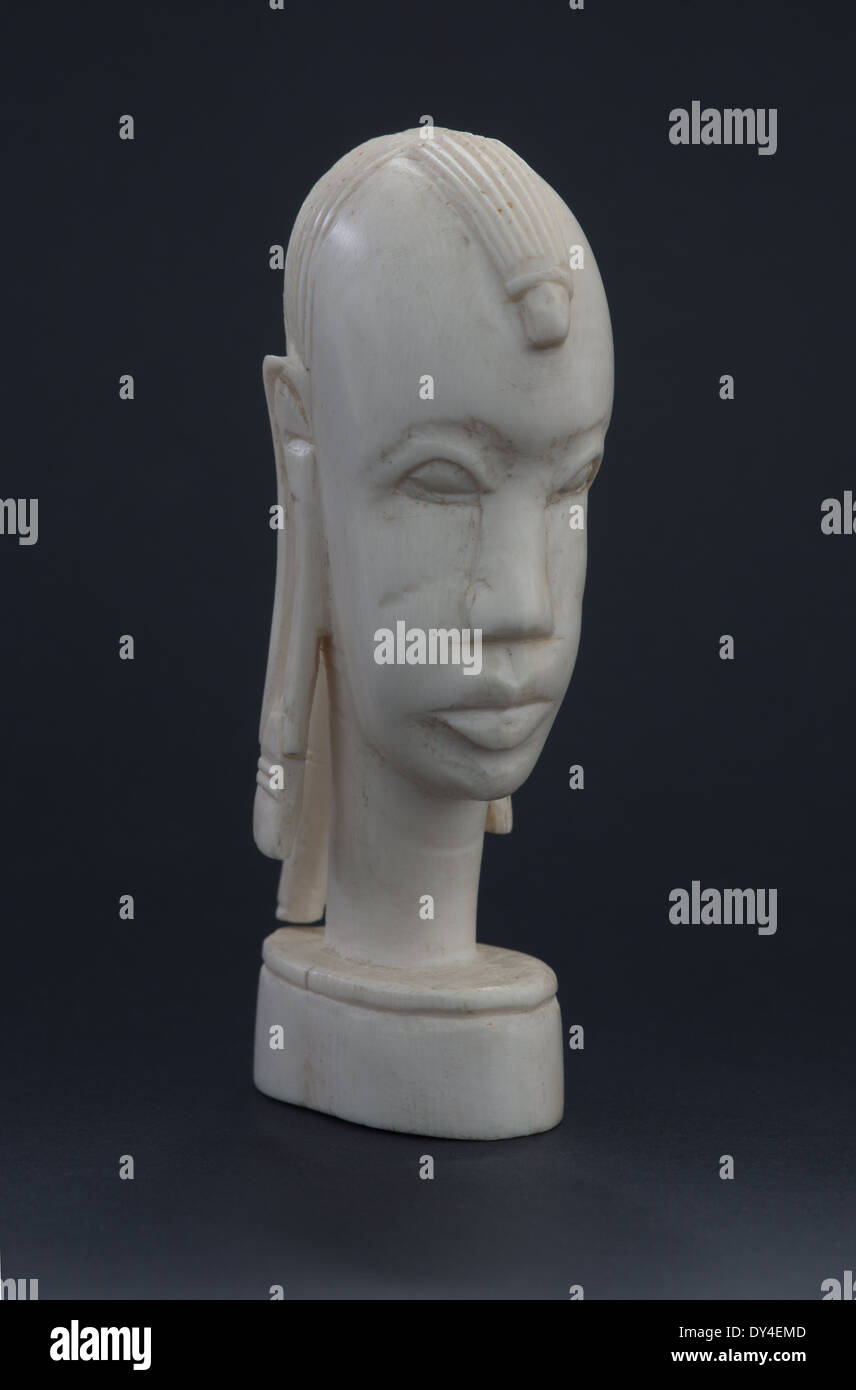 Carved african statue hi-res stock photography and images - Alamy
