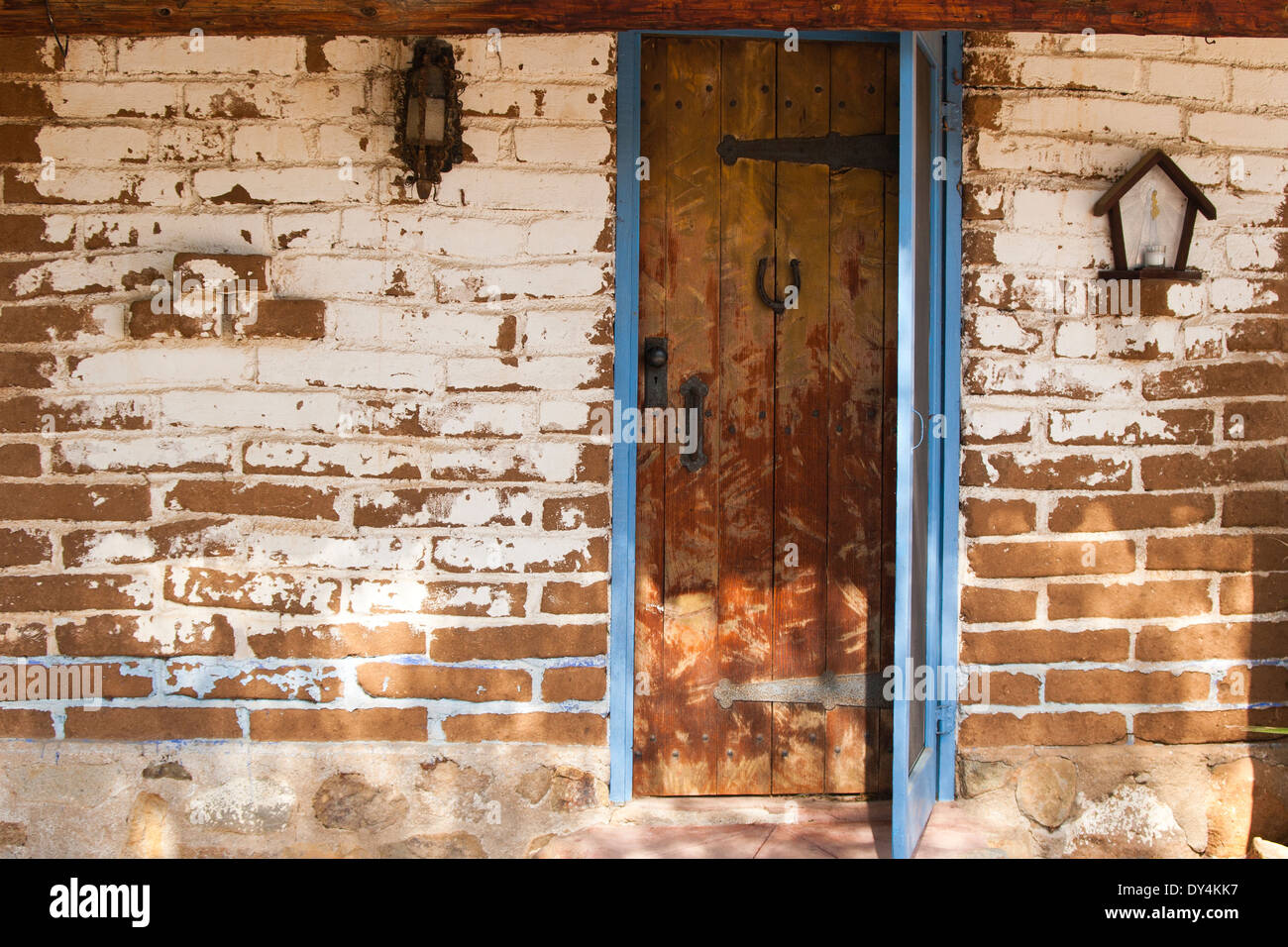 White washed adobe hi-res stock photography and images - Alamy