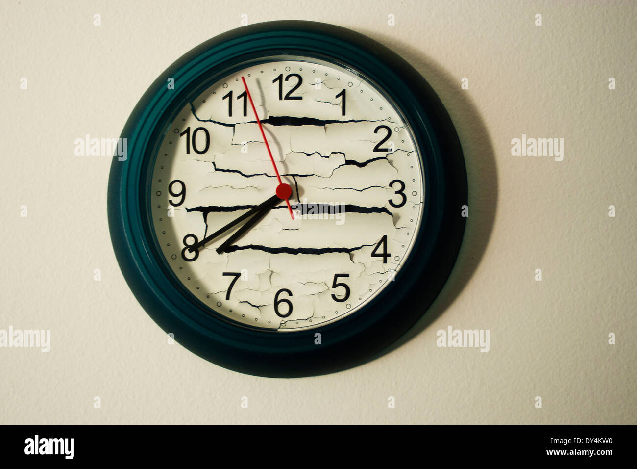 Clock face cracked hi-res stock photography and images - Alamy