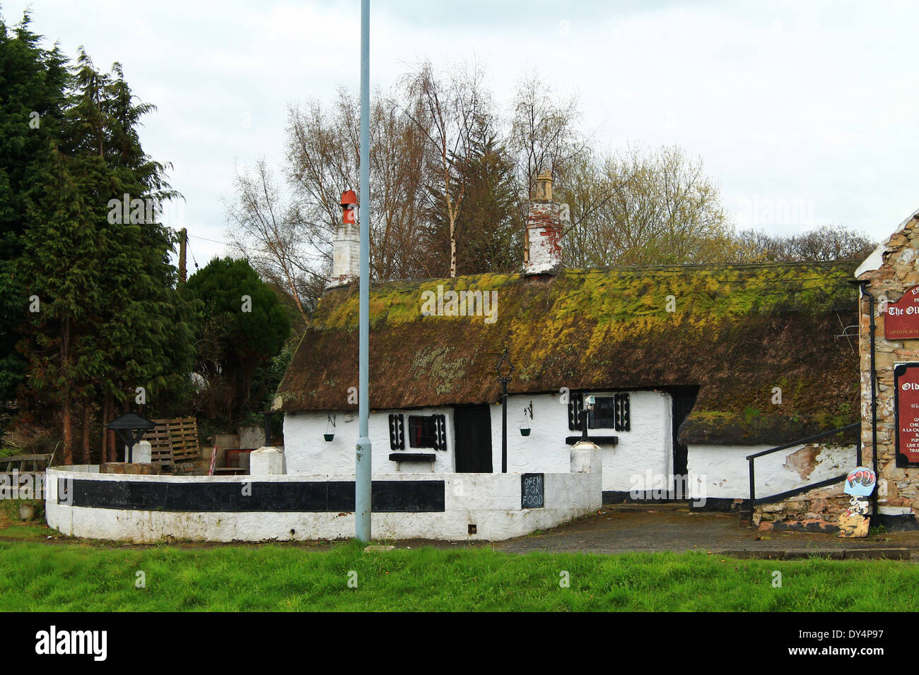 A delightful country cottage with a thatched roof Stock Photo - Alamy