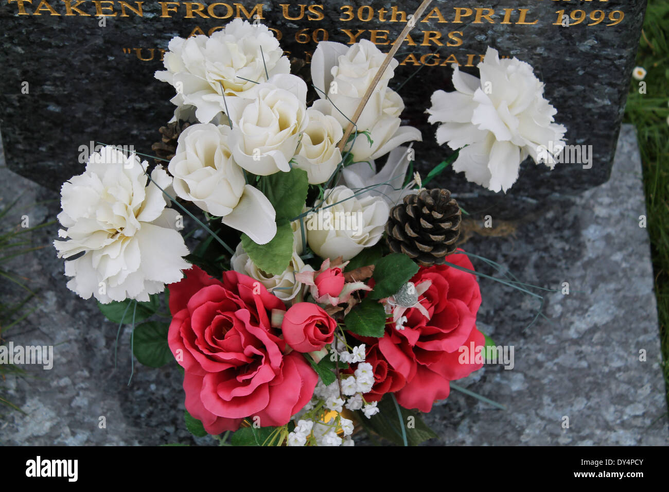 Floral tribute graveside to a dearly missed person Stock Photo - Alamy