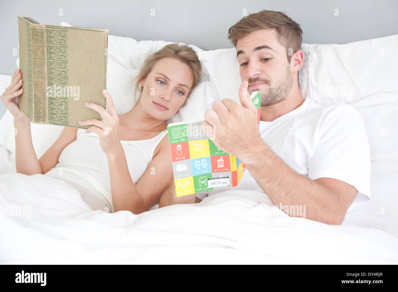 Reading in bed hi-res stock photography and images - Alamy