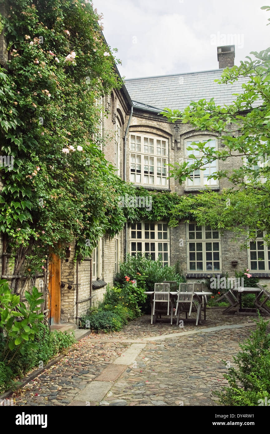 Courtyard yard hi-res stock photography and images - Alamy