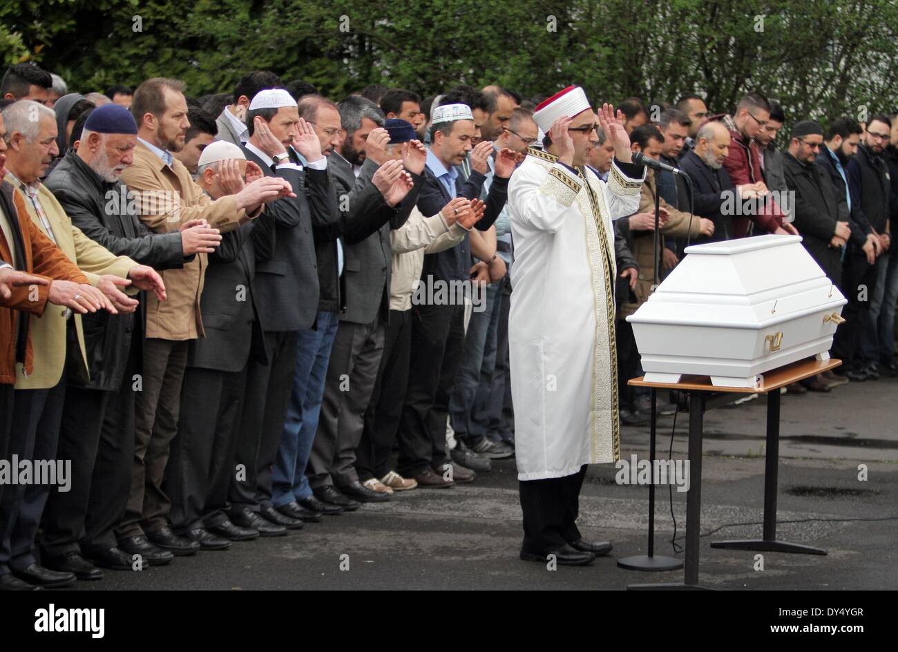Islamic funeral prayer hi-res stock photography and images - Alamy