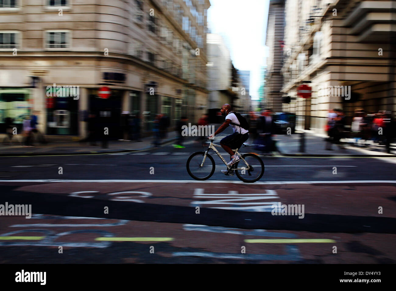 Cyclist with movement hi-res stock photography and images - Alamy