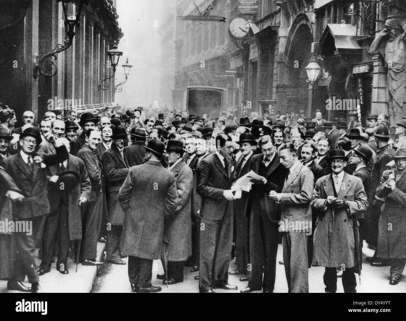 LONDON STOCK EXCHANGE Stockbrokers in Throgmorton Street about 1930 ...