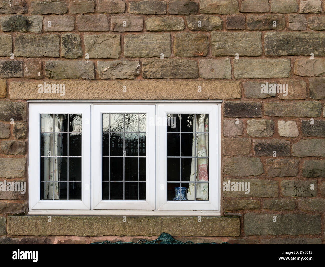 House cottage window hi-res stock photography and images - Alamy