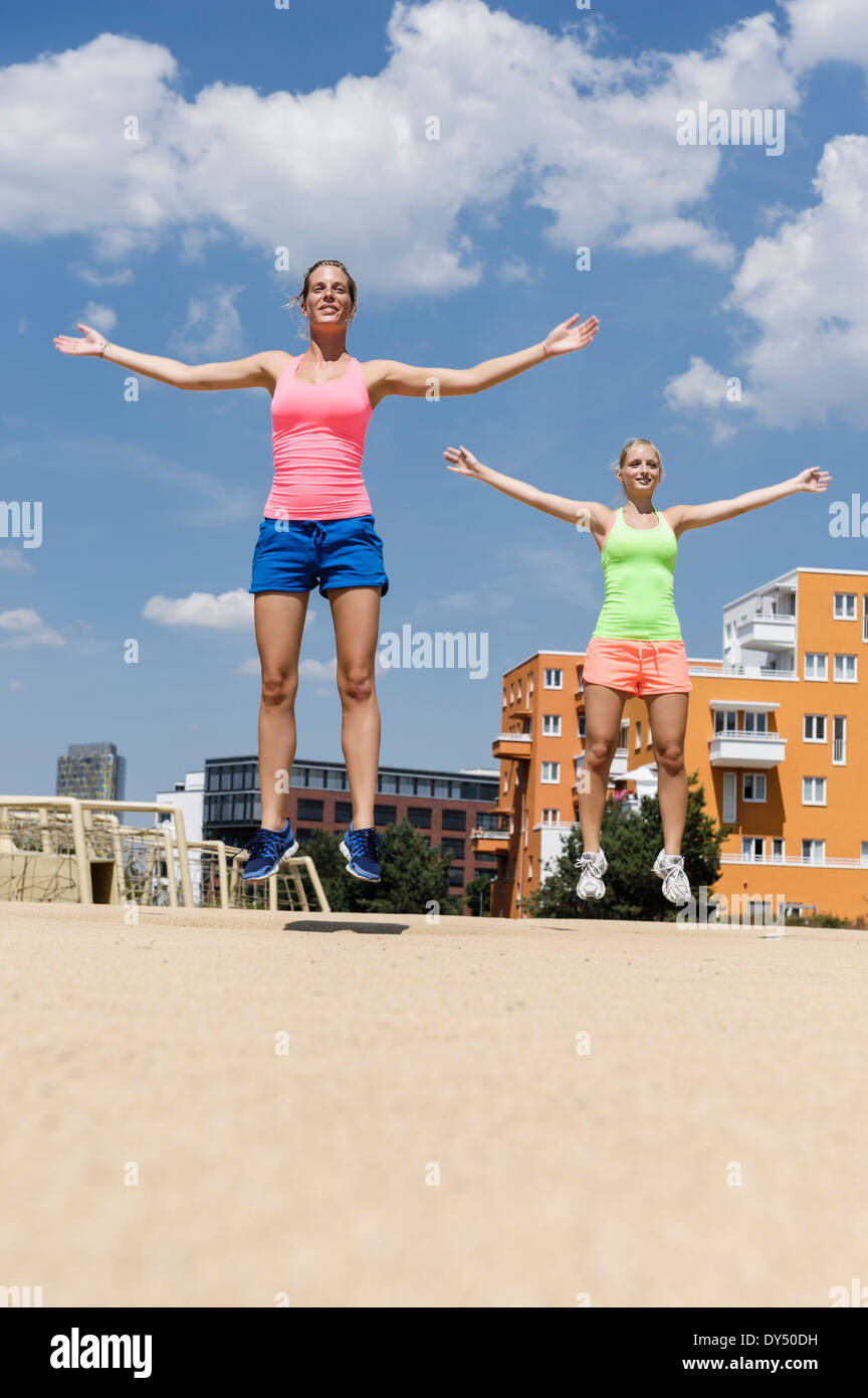 Teamwork building exercises hi-res stock photography and images - Alamy