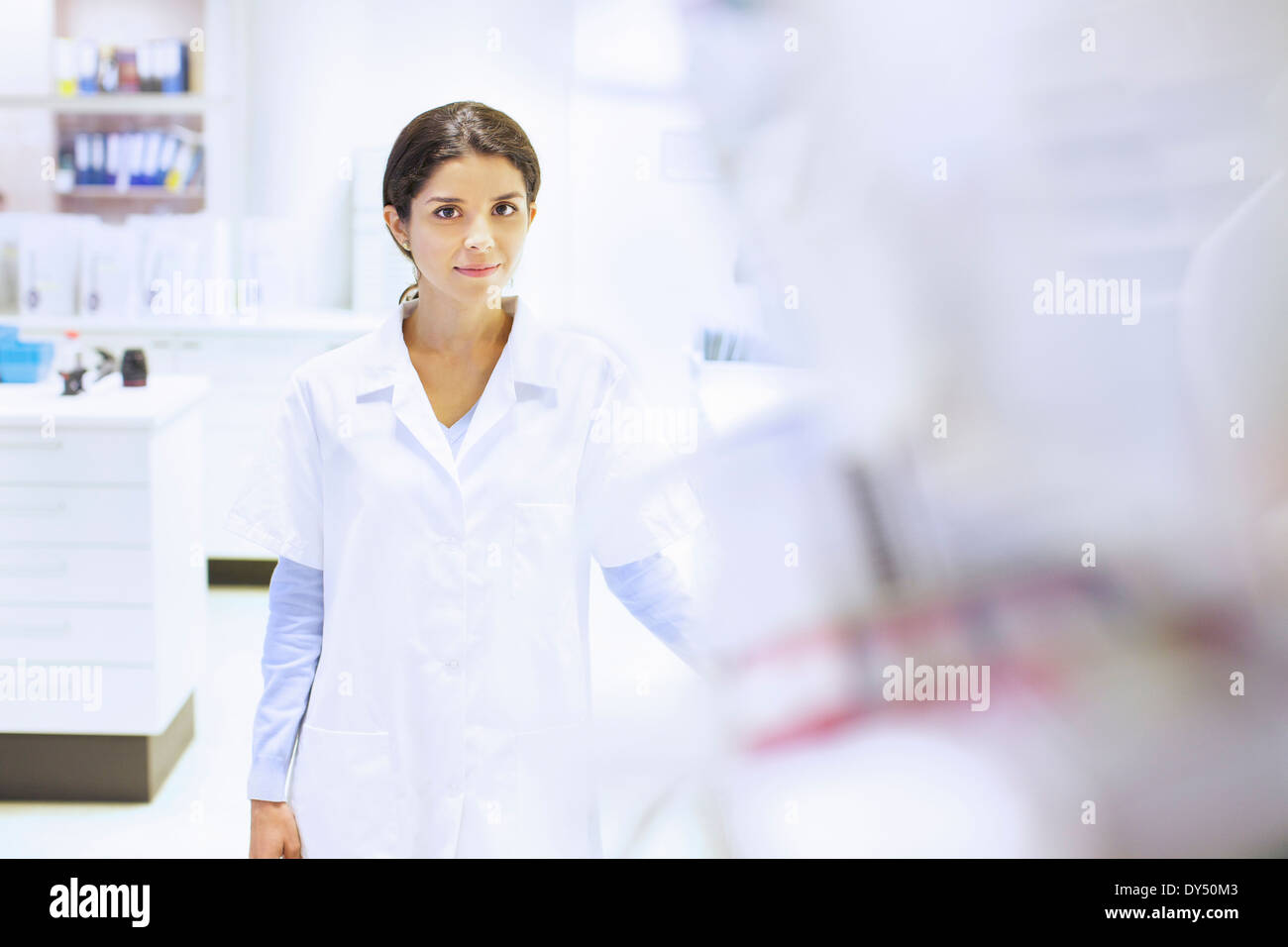 Female chemists hi-res stock photography and images - Alamy