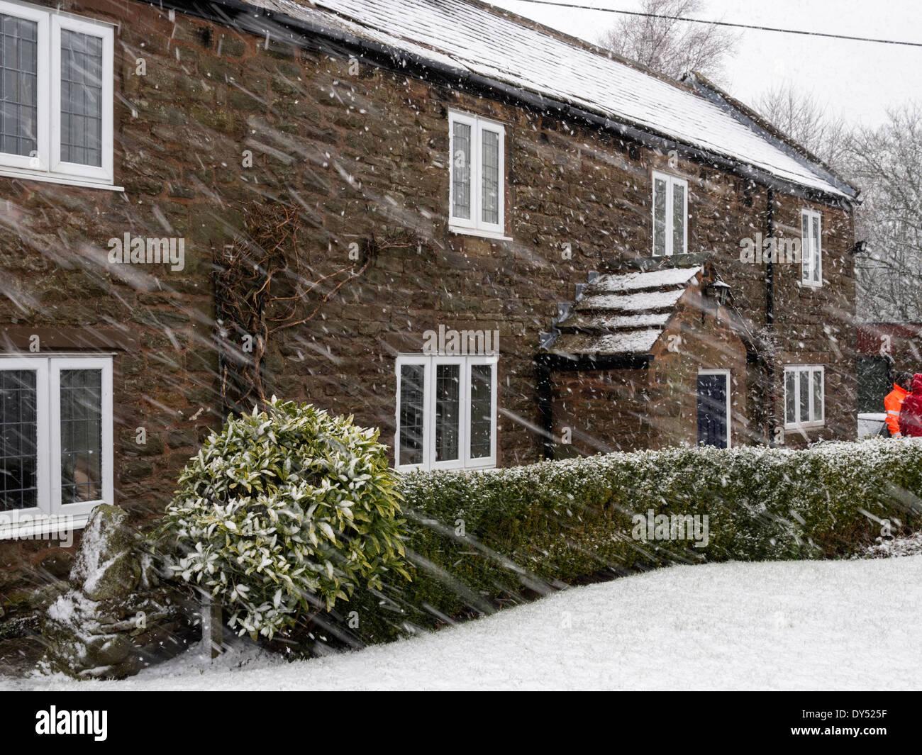 Country cottage in snow hi-res stock photography and images - Alamy