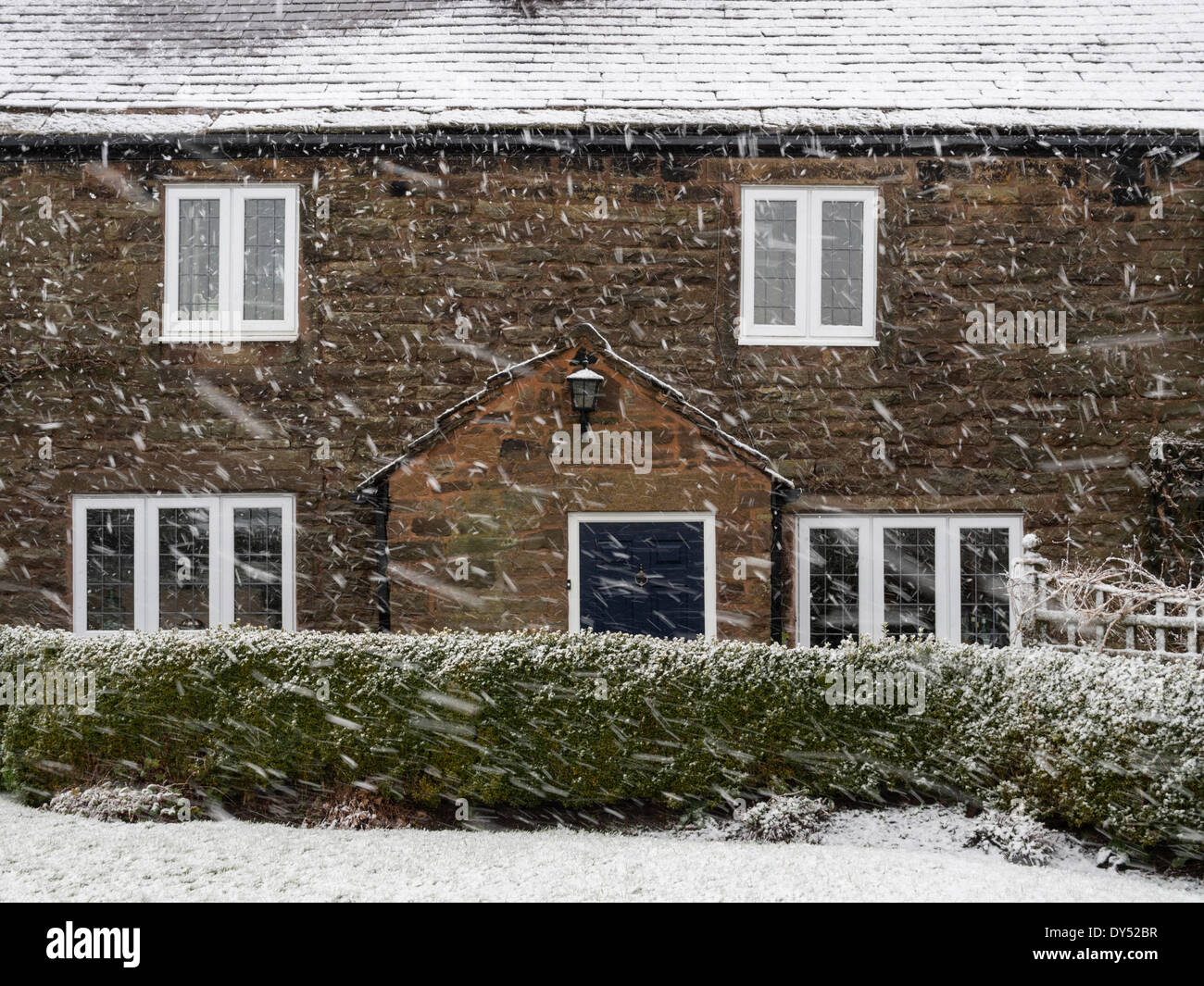 Country cottage in snow hi-res stock photography and images - Alamy