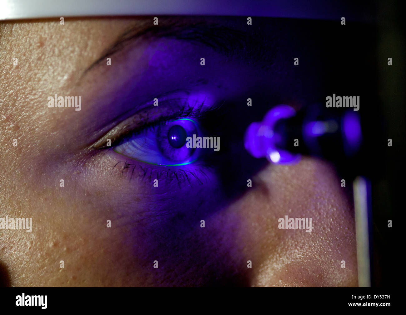 eye test at optician Stock Photo - Alamy