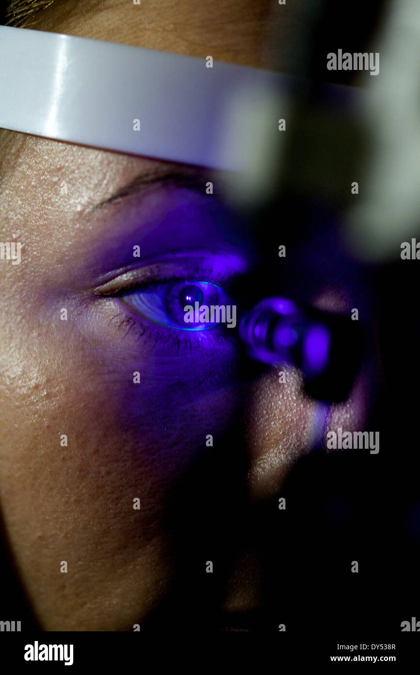 eye test at optician Stock Photo - Alamy