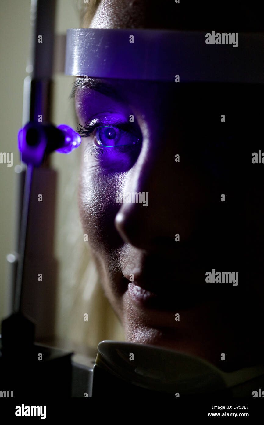 eye test at optician Stock Photo - Alamy