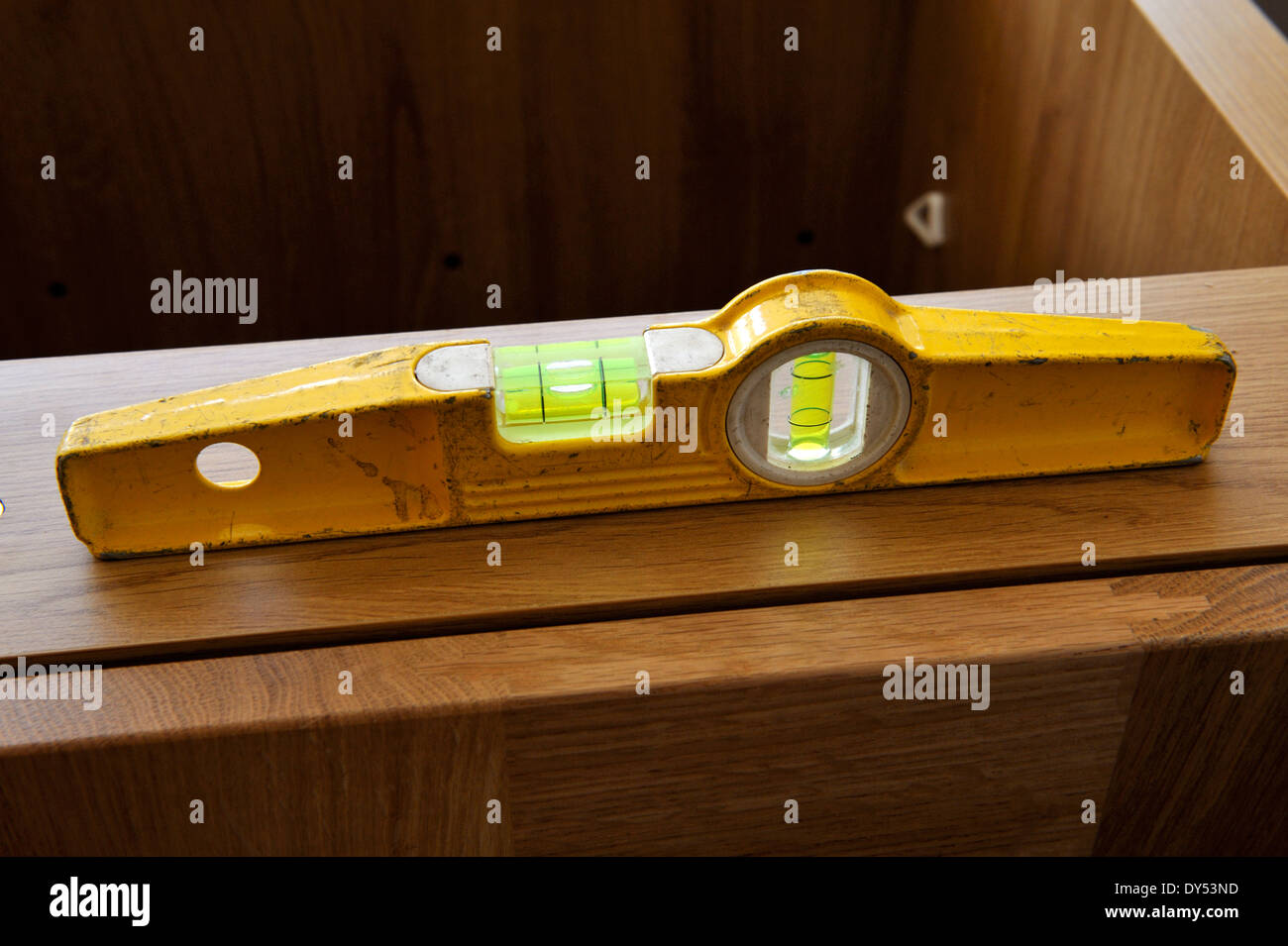 Building a kitchen from ready made units. Level Stock Photo - Alamy