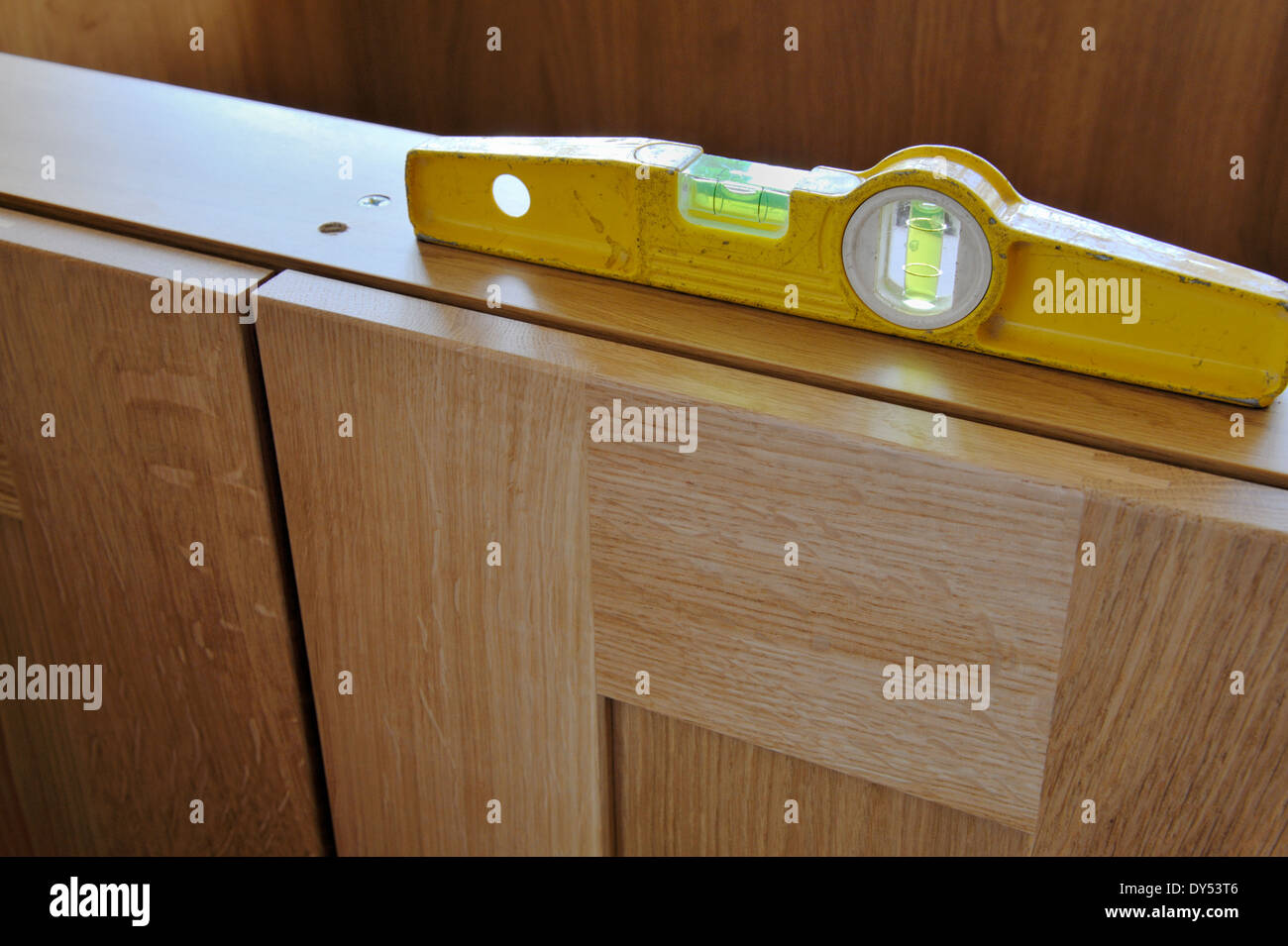 Building a kitchen from ready made units. Level Stock Photo - Alamy