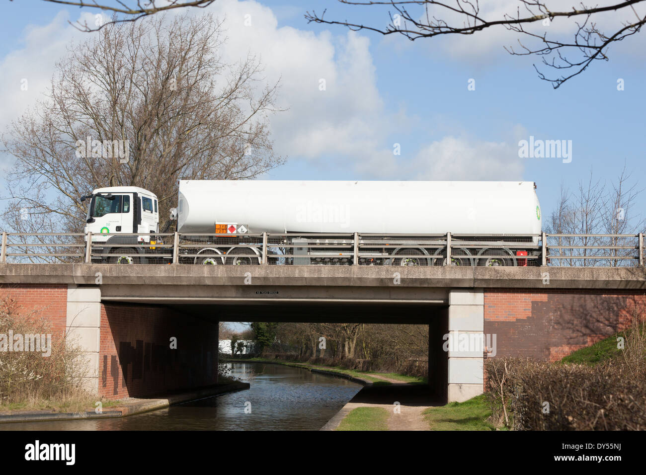Articulated vehicle fuel delivery tanker hi-res stock photography and ...