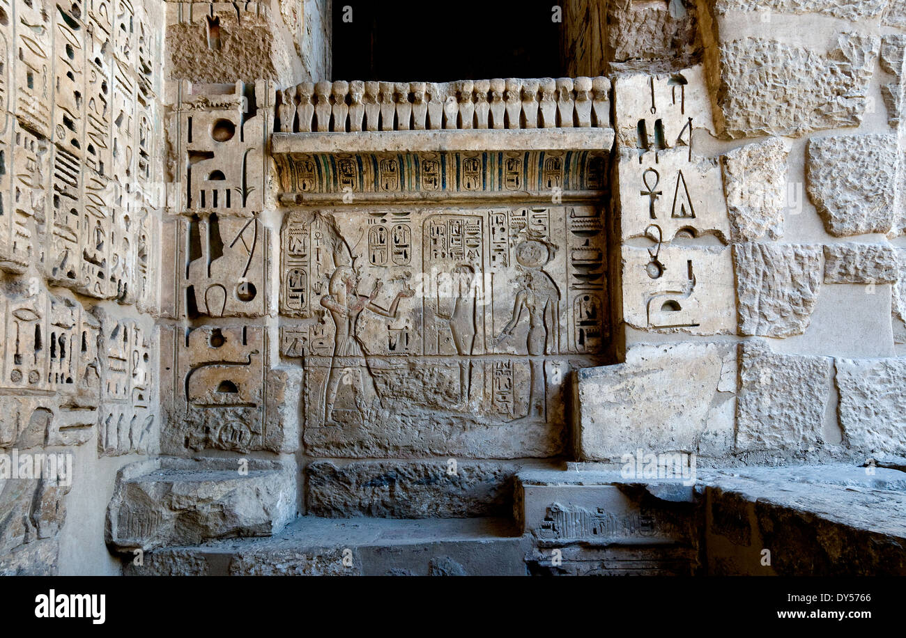 Statues in medinet habu temple hi-res stock photography and images - Alamy