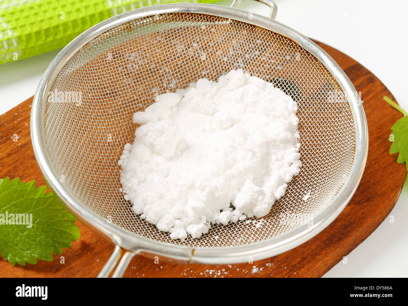 Sieve with icing sugar hi-res stock photography and images - Alamy