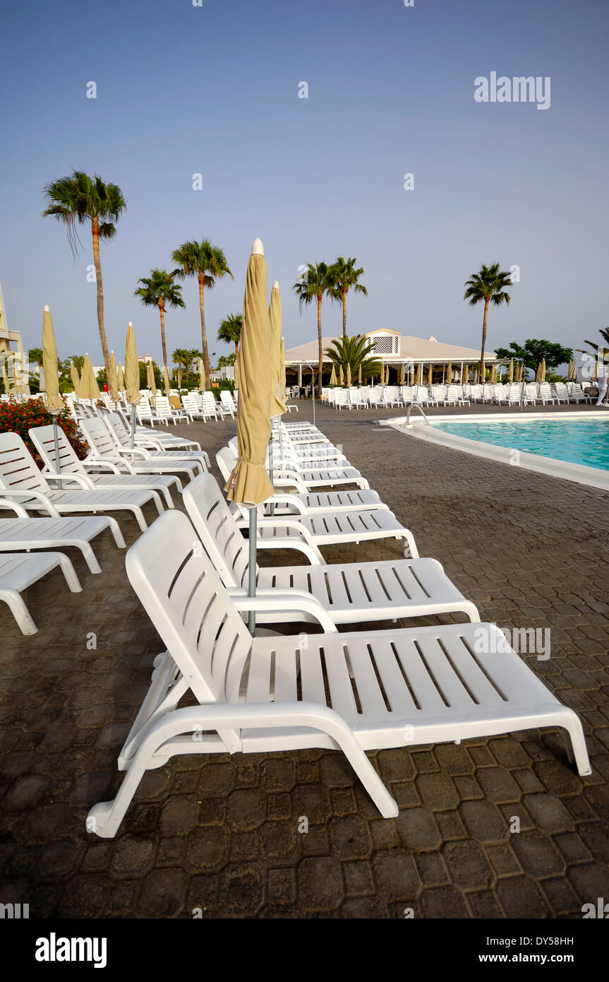 Row of sunbeds by a swimming pool Stock Photo - Alamy