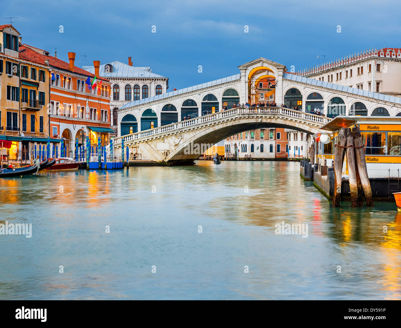 Water transport rialto bridge view hi-res stock photography and images ...