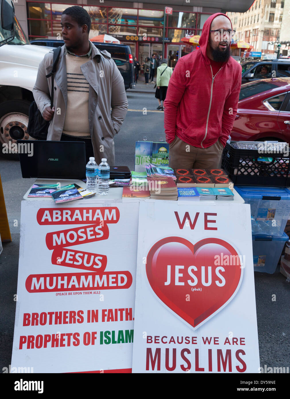 Muslim volunteers not london hi-res stock photography and images - Alamy