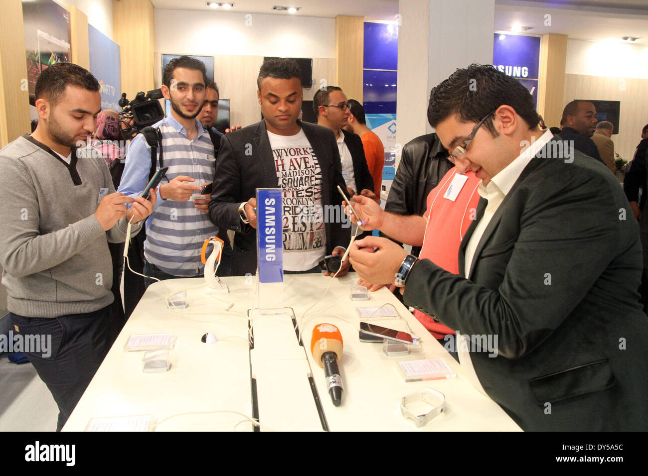 Unveiled by samsung hi-res stock photography and images - Alamy