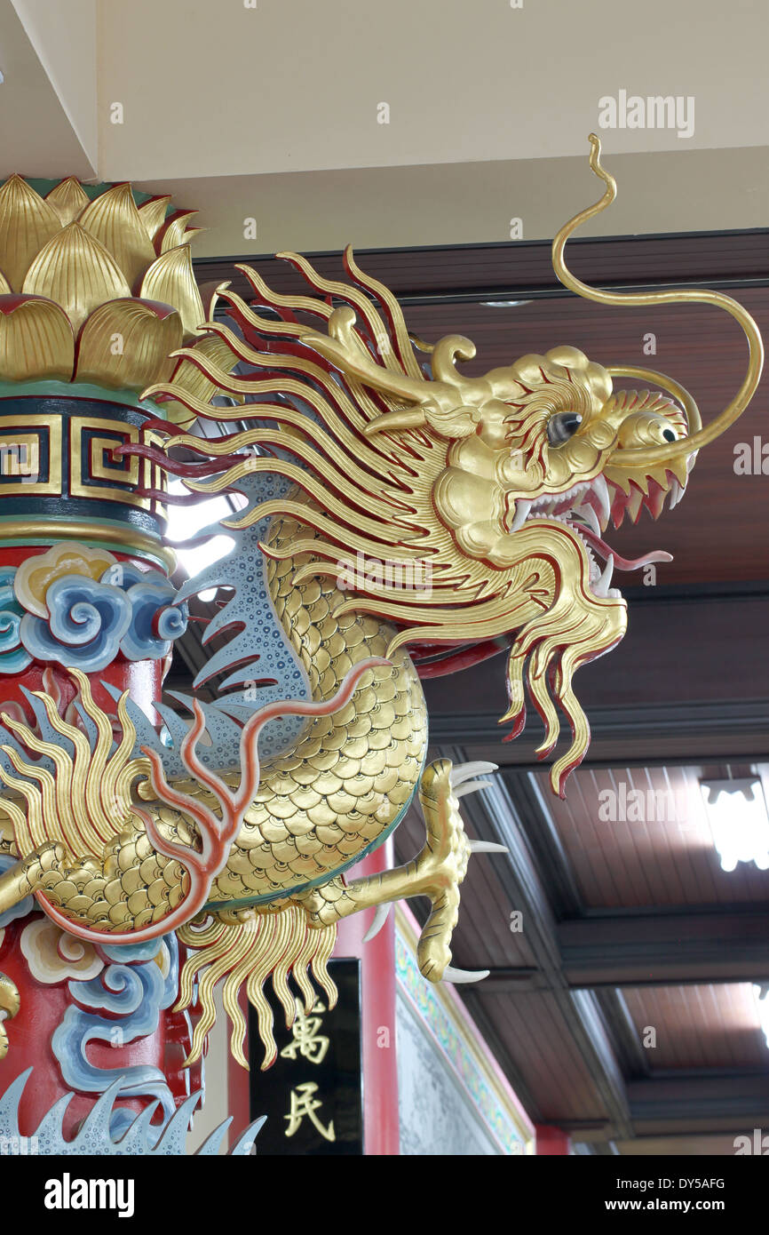 Golden dragon statue hi-res stock photography and images - Alamy