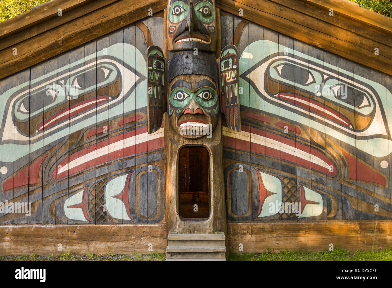 Tlingit tribal house hi-res stock photography and images - Alamy