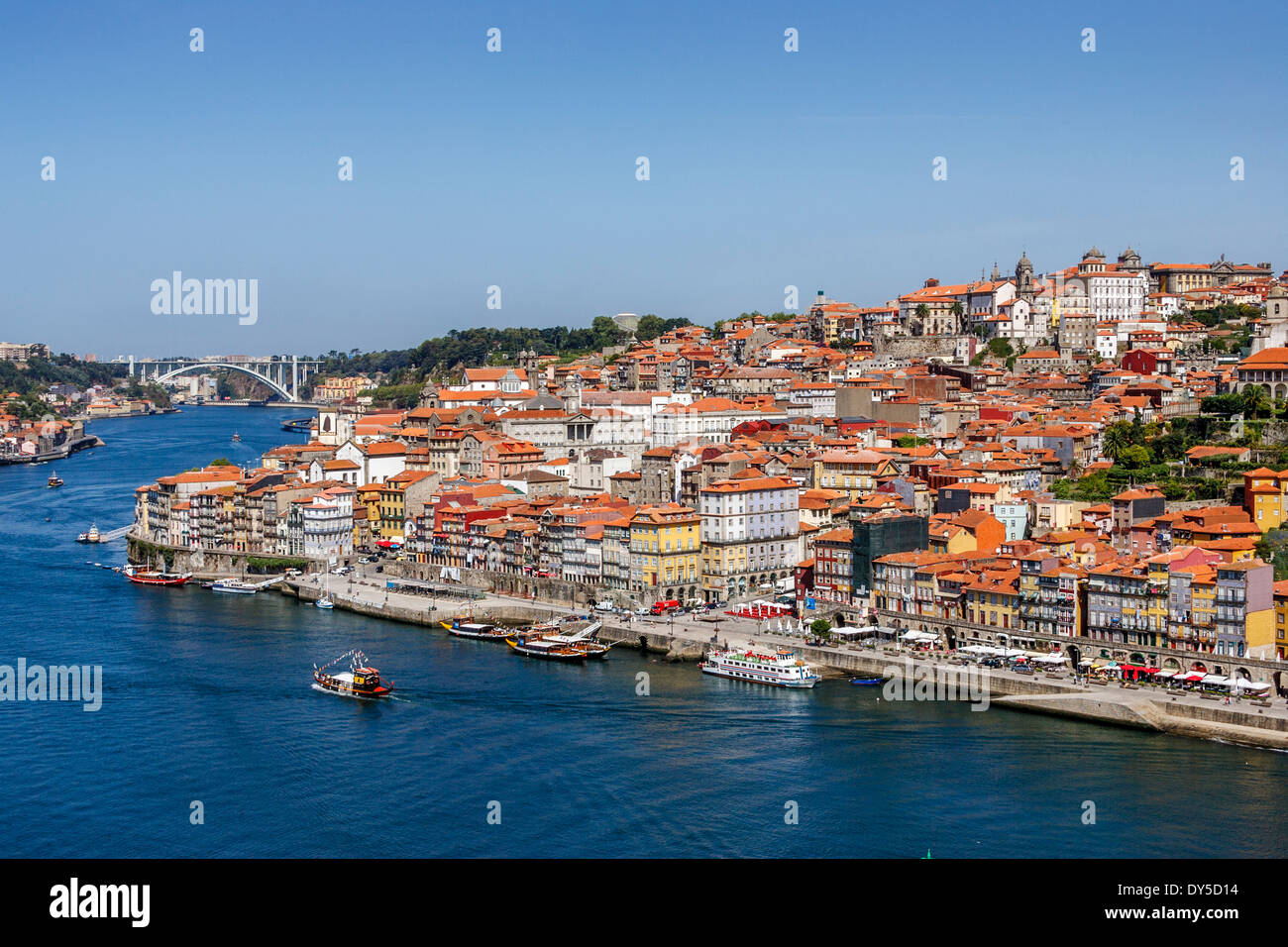Medieval ribeira riverside district hi-res stock photography and images ...