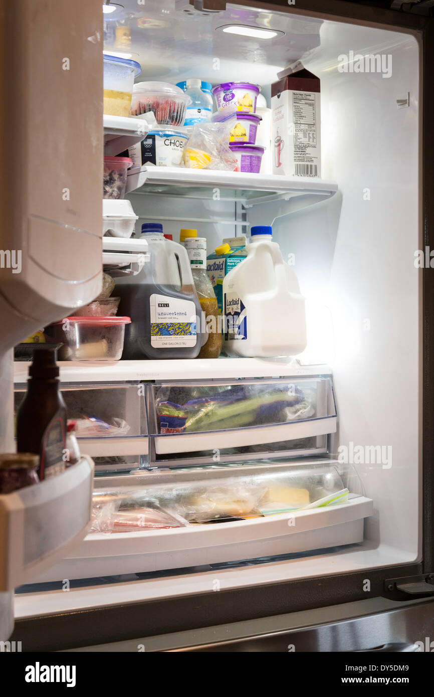 Open refrigerator hi-res stock photography and images - Alamy