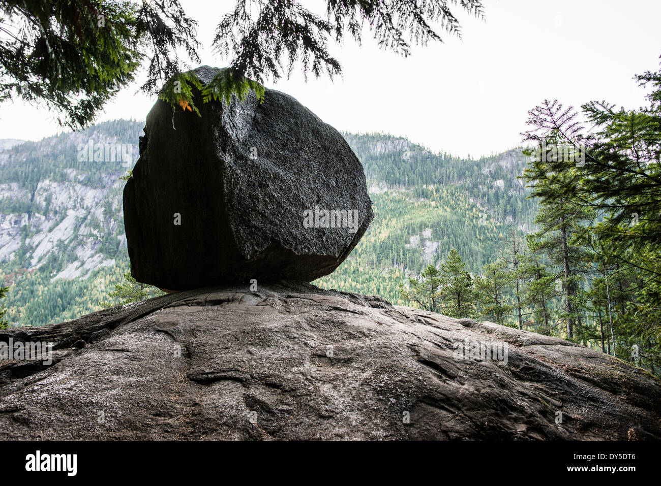 Balancing rock canada hi-res stock photography and images - Alamy