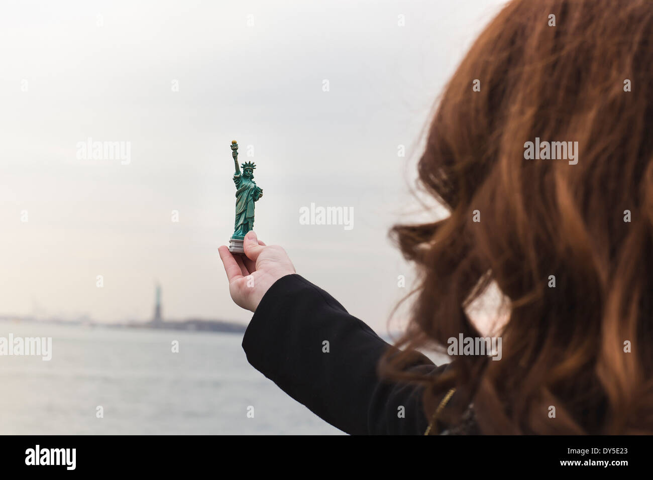 Holding statue hi-res stock photography and images - Alamy