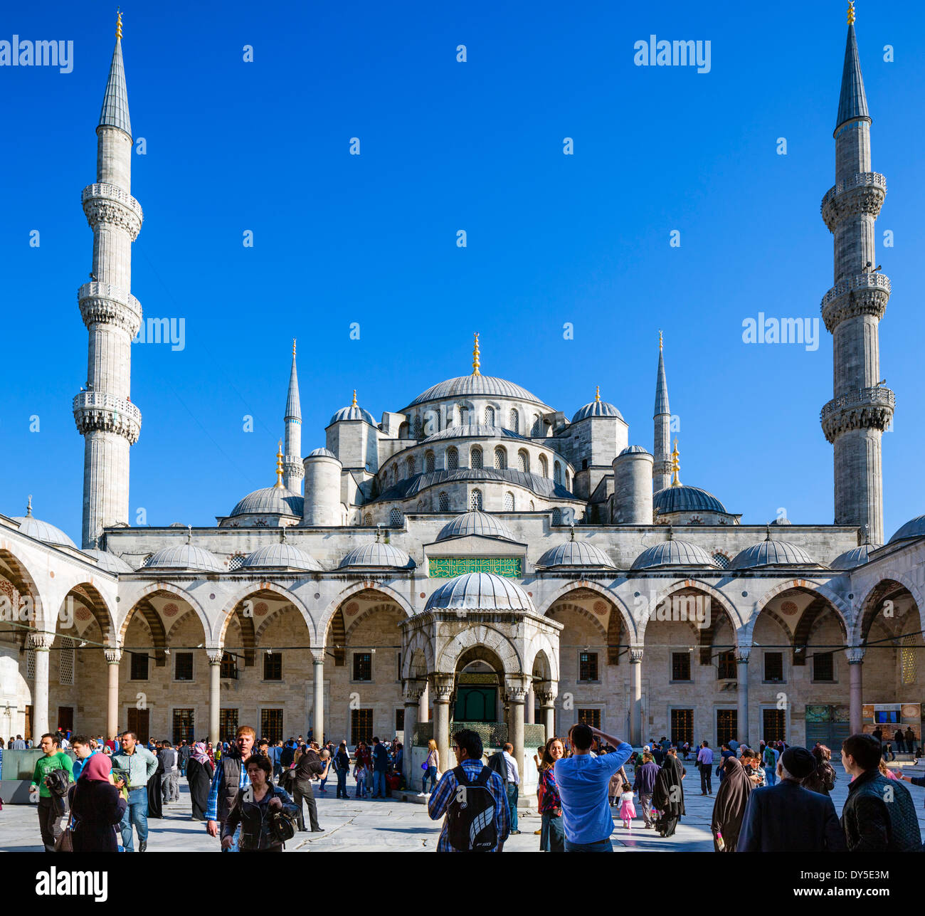 Courtyard of the Blue Mosque (Sultanahmet Camii), Sultanahmet district ...
