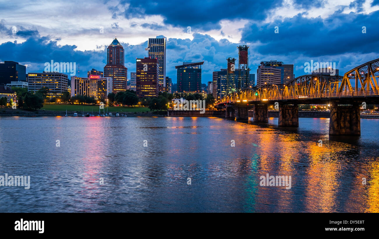 Portland oregon willamette skyline hi-res stock photography and images ...