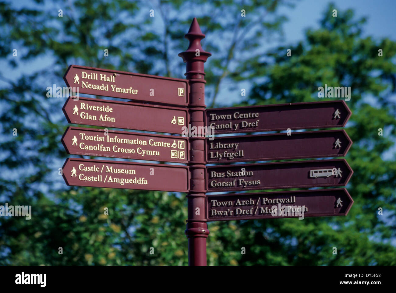 England, Offa's Dyke. Bilingual English-Welsh Direction Sign Along the ...