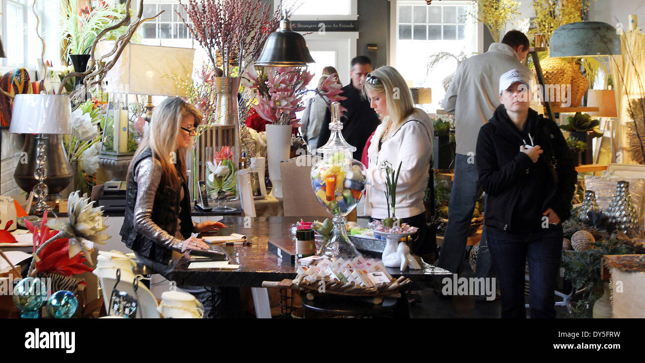 Le Claire, IOWA, USA. 5th Apr, 2014. Shoppers enjoy the day in downtown ...