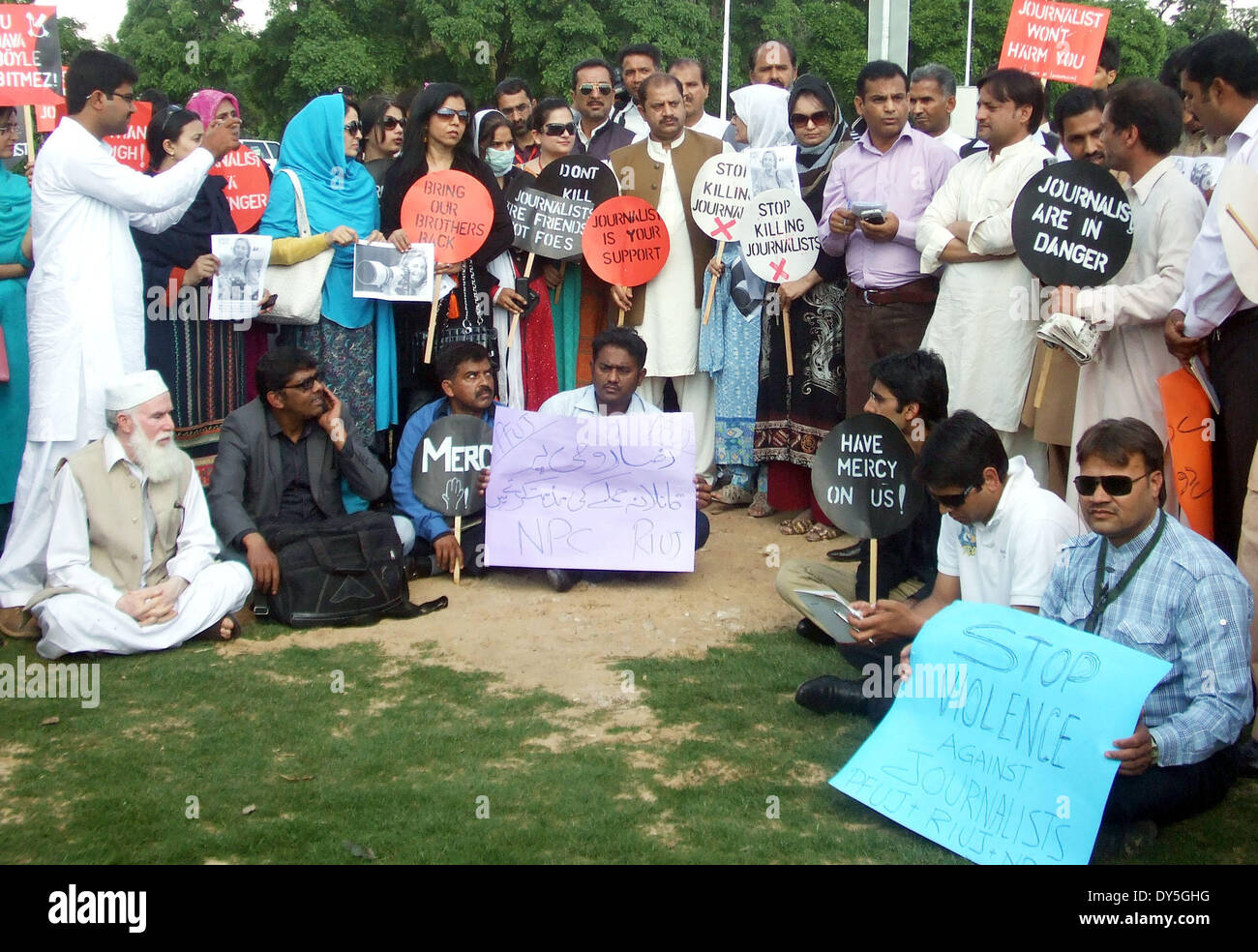 A pakistani reporter hi-res stock photography and images - Alamy