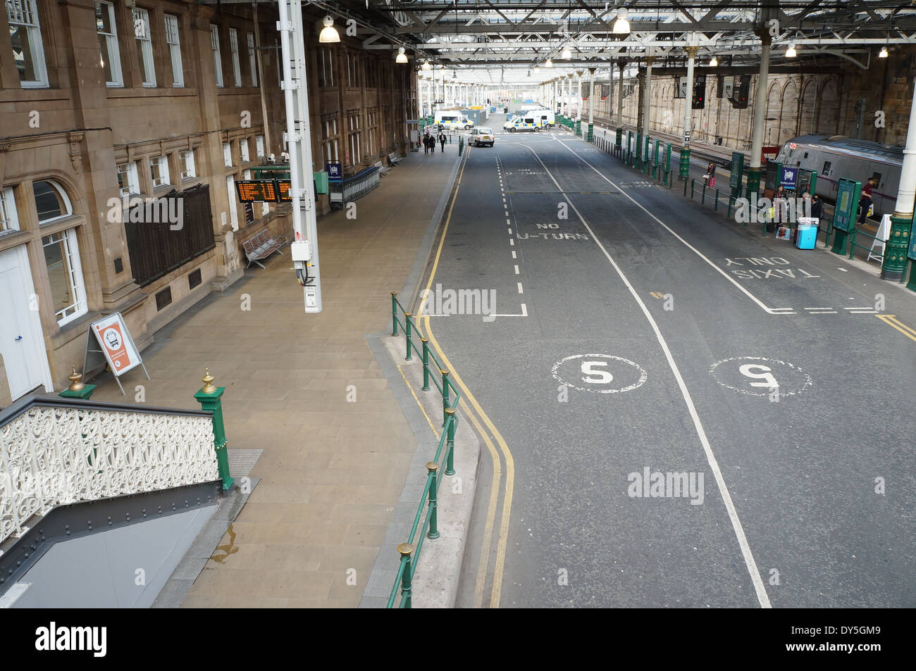 Edinburgh train station Stock Photo - Alamy