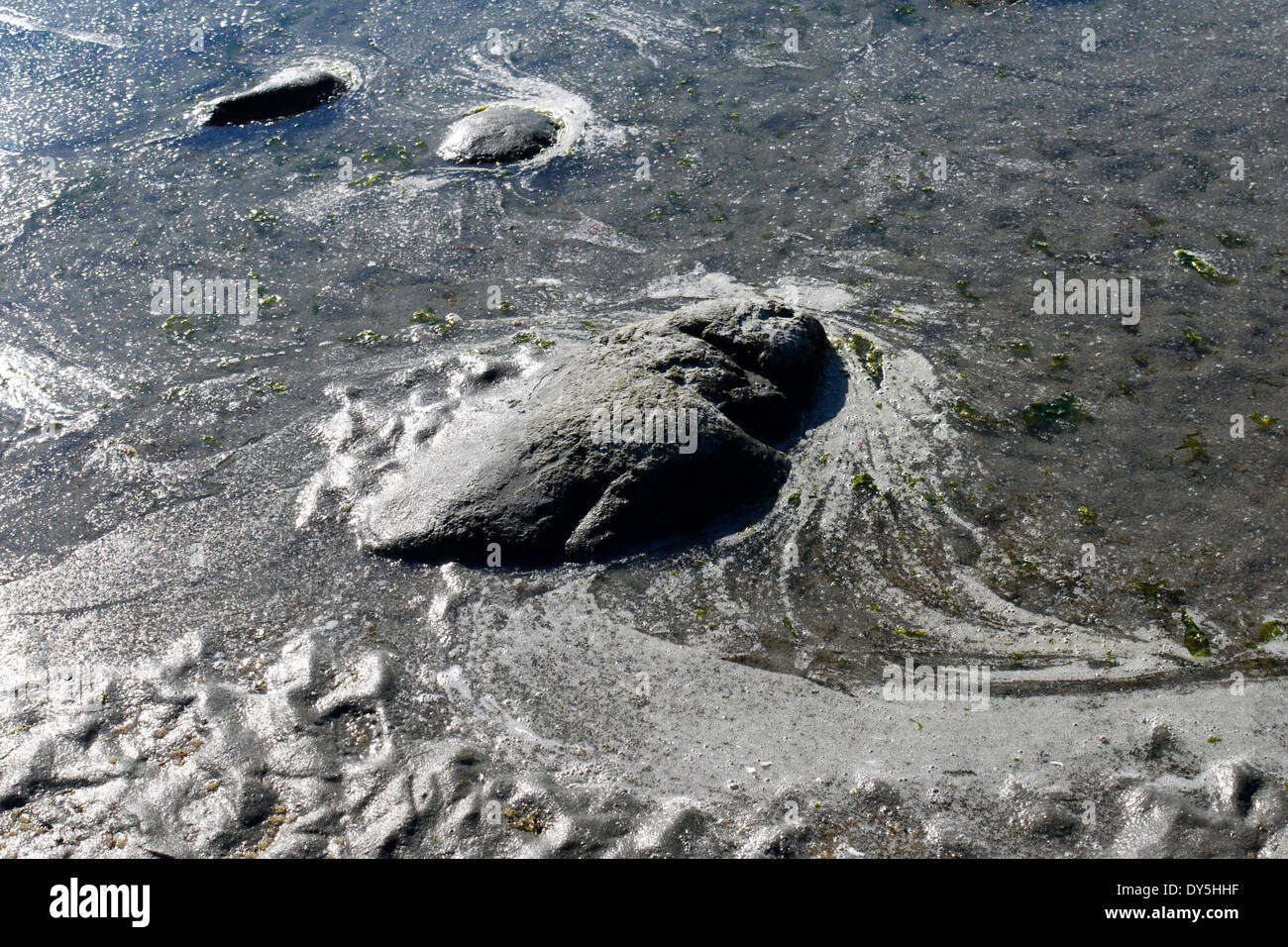 Water around rock hi-res stock photography and images - Alamy