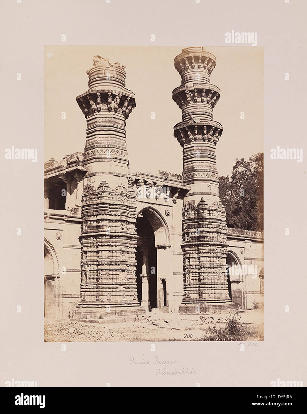 The Ruined Mosque in Ahmedabad, India, is known for its Jhulta Minara ...