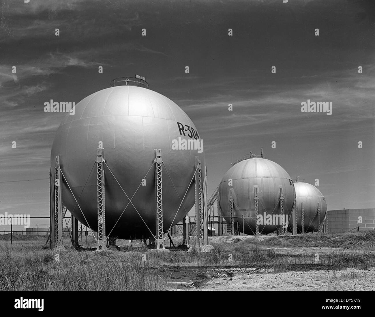 Chicago Bridge & Iron at Shell refinery, spheroids2 Stock Photo - Alamy