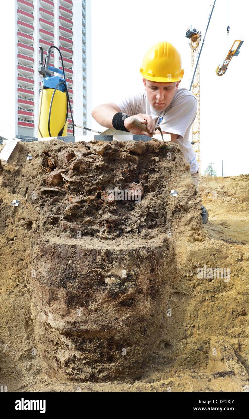 Broken monuments hi-res stock photography and images - Alamy