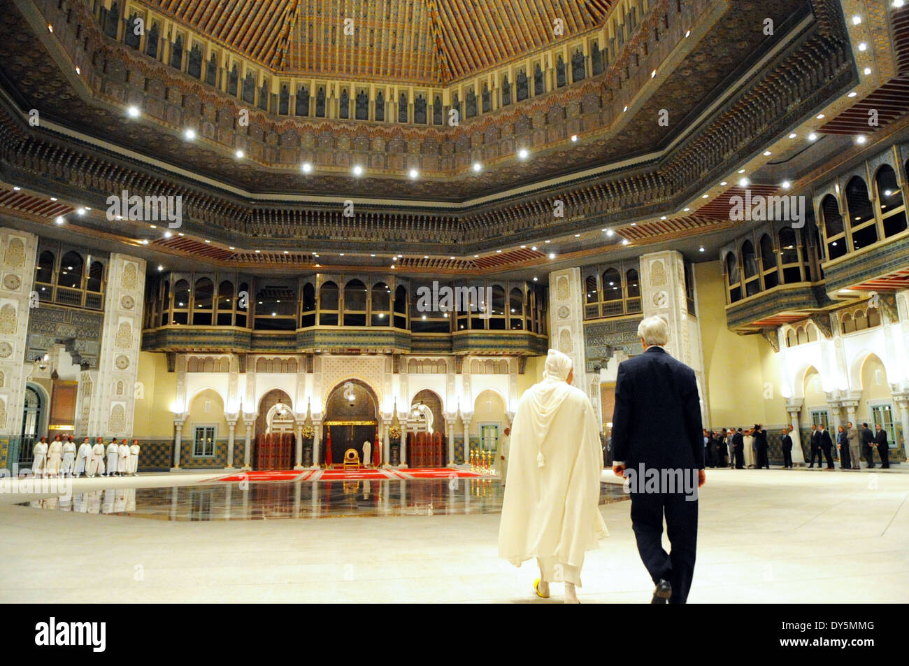 Secretary Kerry Walks Through the Royal Palace Before Meeting King ...