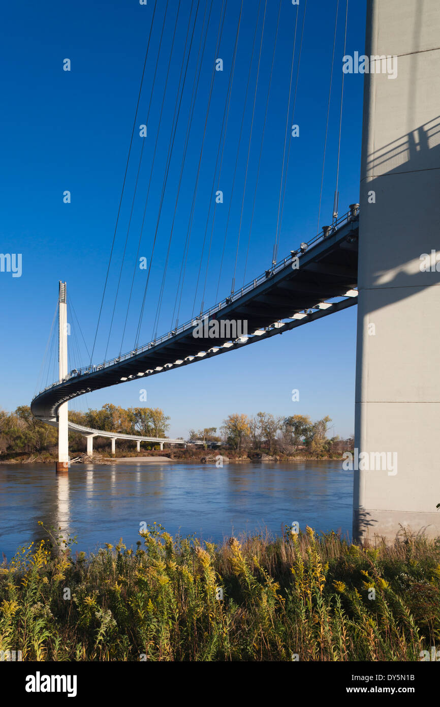 USA, Nebraska, Omaha, Bob Kerrey Pedestrian Bridge across the Missouri ...