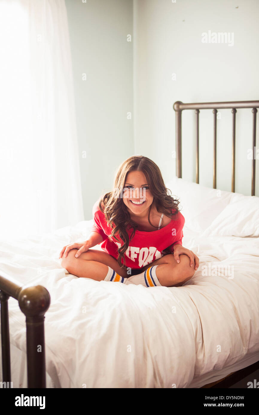 Female legs crossed hi-res stock photography and images - Alamy