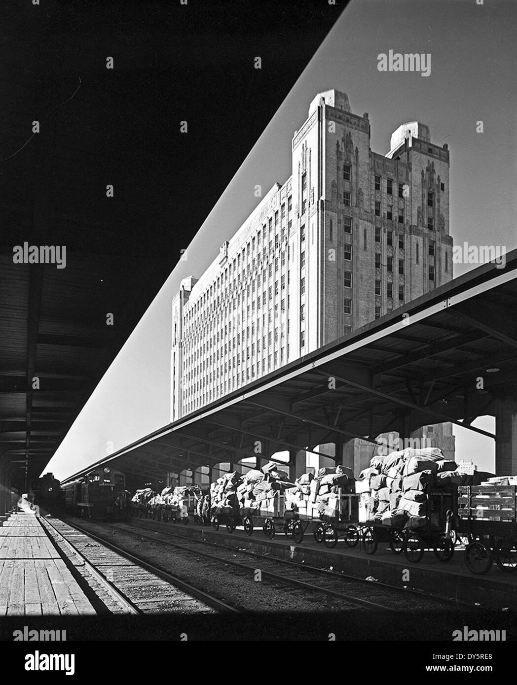 Art Deco Zigzag Moderne Building High Resolution Stock Photography and ...