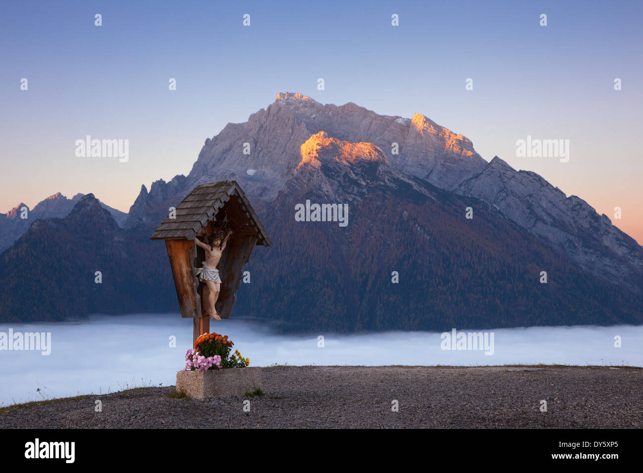 Wayside cross in the fog hi-res stock photography and images - Alamy